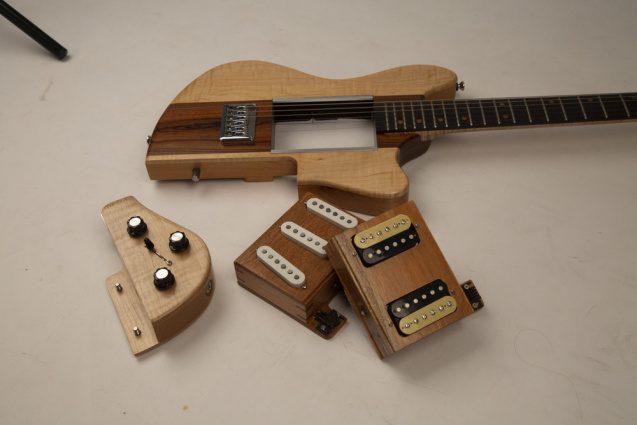 Cambia las pastillas en medio de un concierto con la nueva guitarra ...